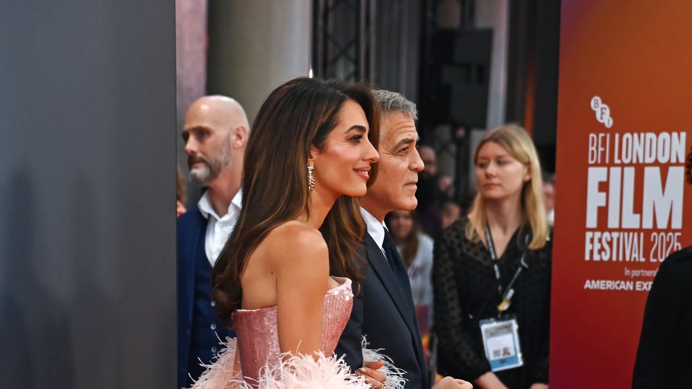 Amal Clooney, *Swiftie* dans l'âme ? Son look de *Showgirl* en images