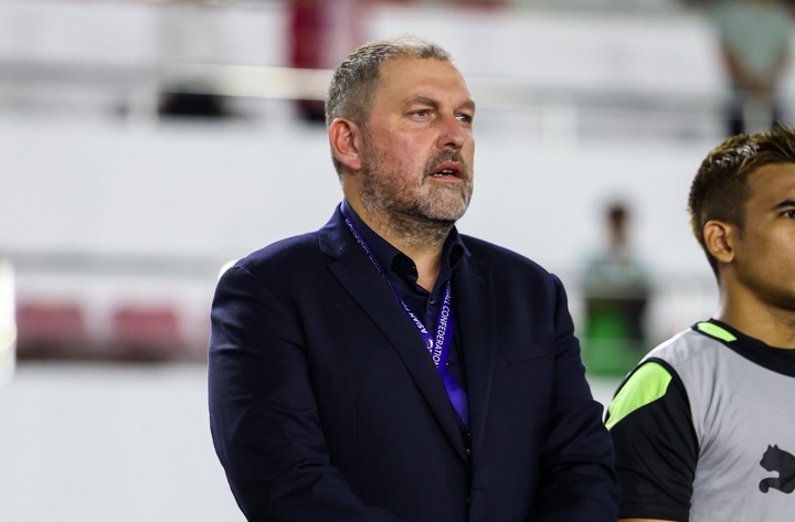 Trách liên đoàn bóng đá nhập tịch gian lận, HLV Malaysia phải xin lỗi