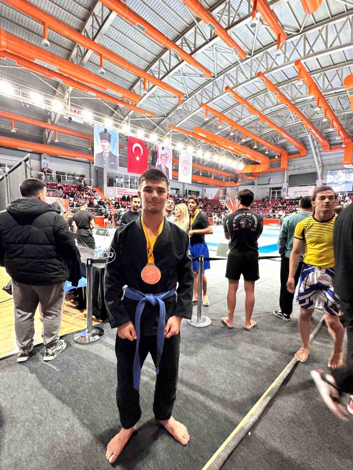 Yakın Doğu Koleji öğrencisi Deniz Turan’dan, AJP Türkiye Jiu-Jitsu ...