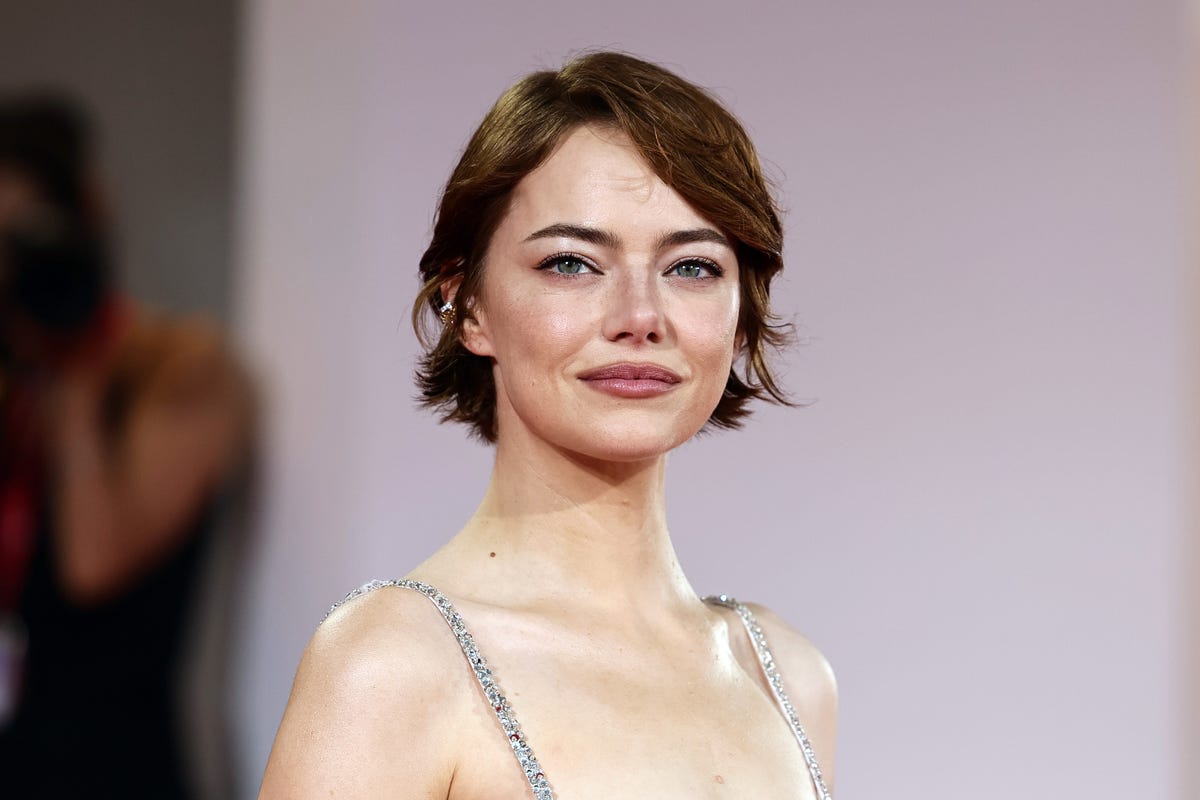 The feathered bob creates natural body and lift for fine hair types: 9 ...