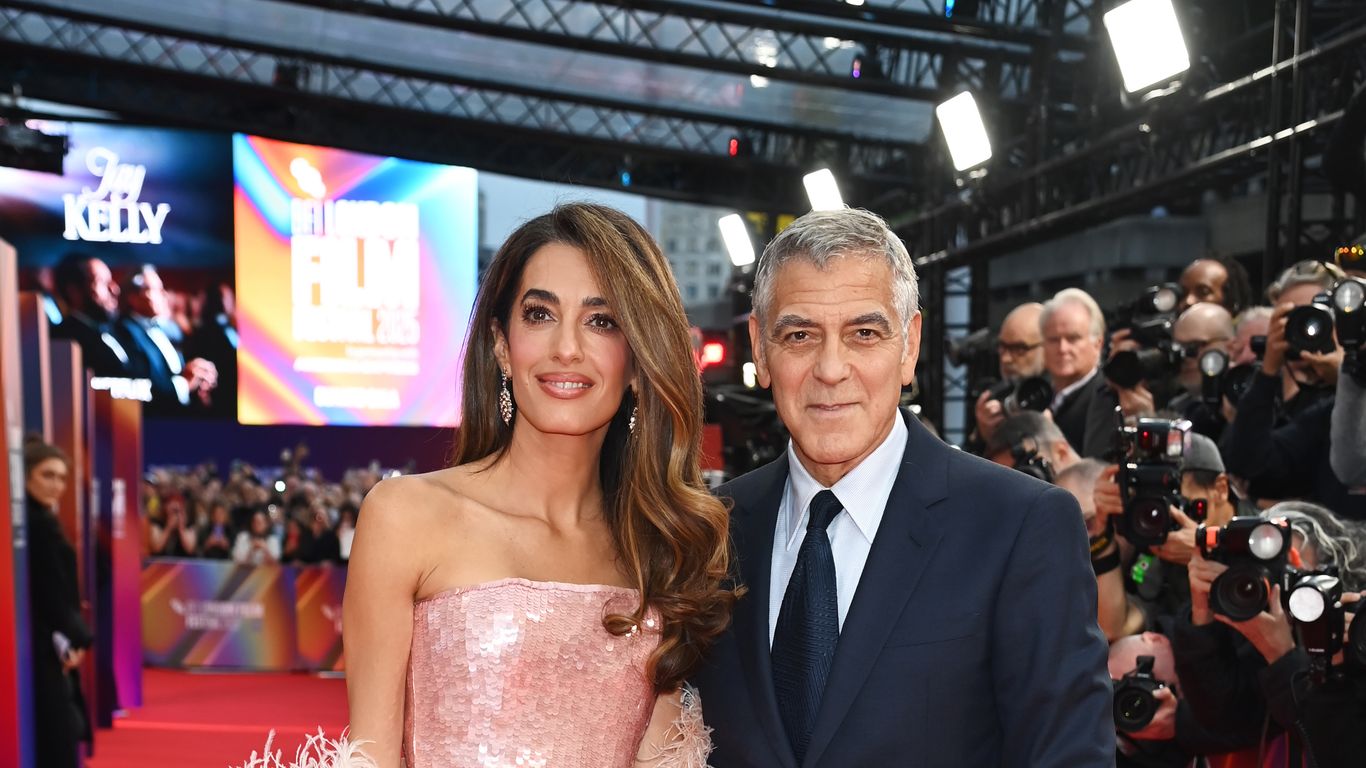 Amal Clooney, *Swiftie* dans l'âme ? Son look de *Showgirl* en images