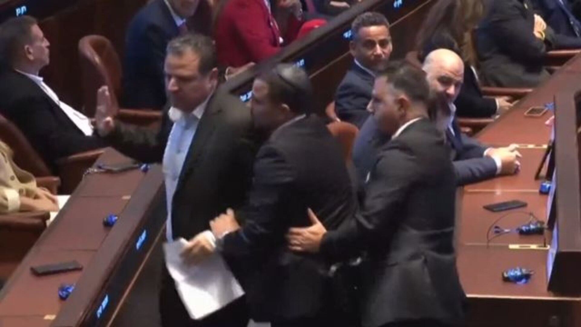 Eklat bei Trump-Rede: Mehrere Abgeordnete werden aus Parlament geworfen