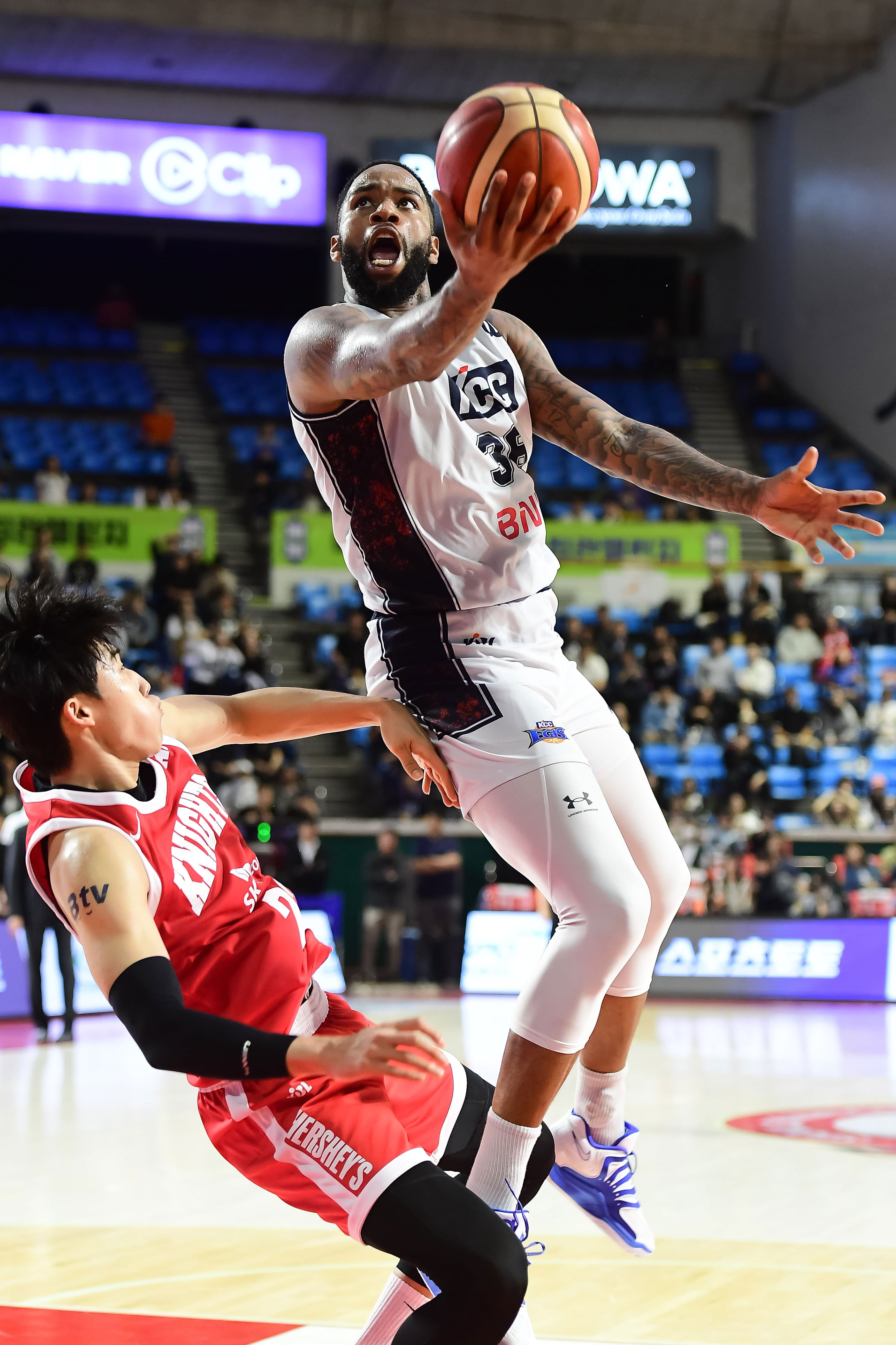 숀 롱 골밑 지배하며 28점-허웅은 3점슛 6개...KCC, SK 물리치고 공동 선두로 나서