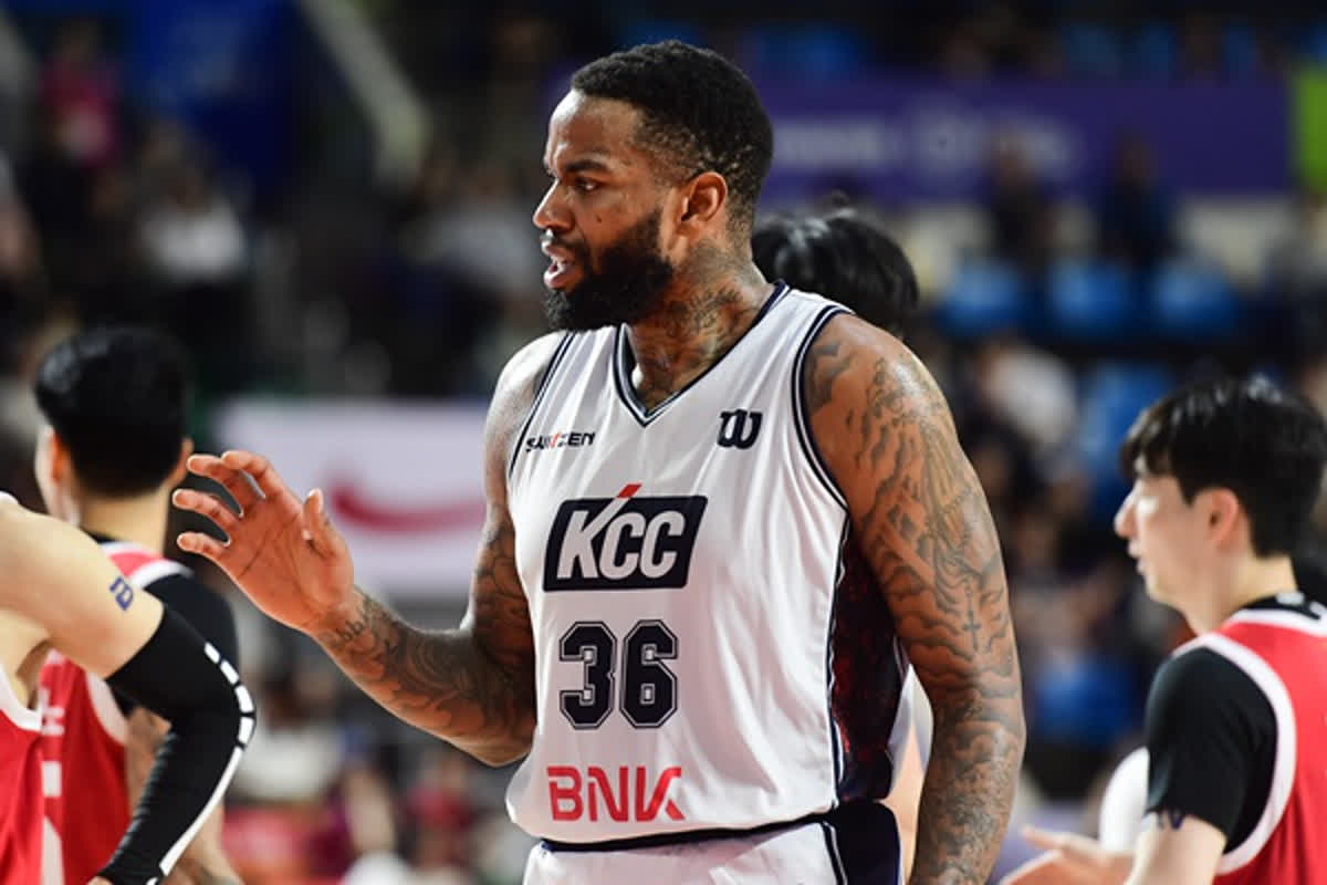 '숀 롱 28점 19리바운드+허웅 23점' KCC, SK에 75-67 승리…공동 선두 도약