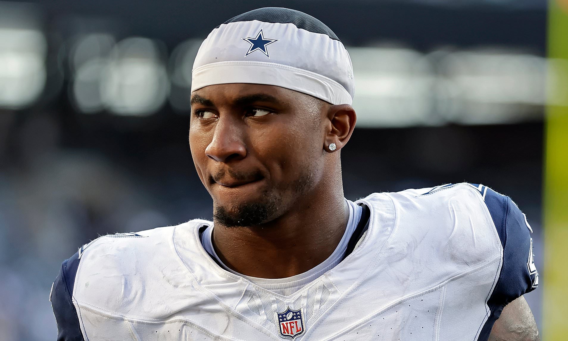 Fans left in disbelief at photo of NFL man with 'arms too long for his ...