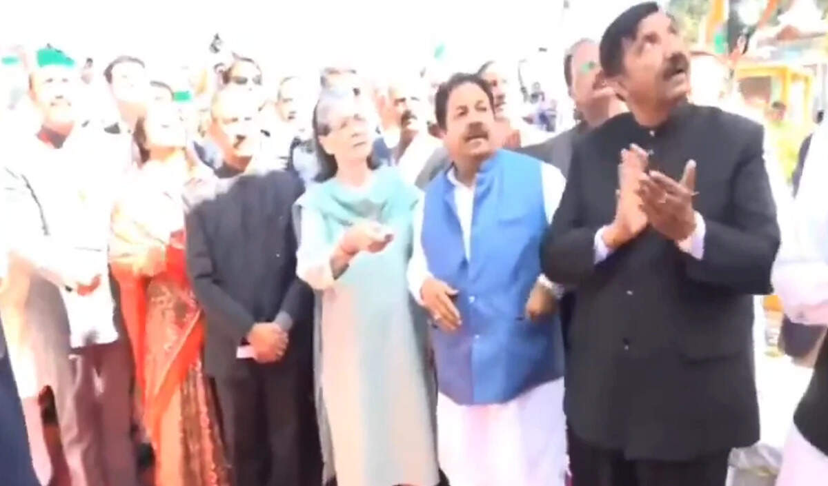 Sonia Gandhi Unveils Statue of Himachal's Iconic Leader Virbhadra Singh