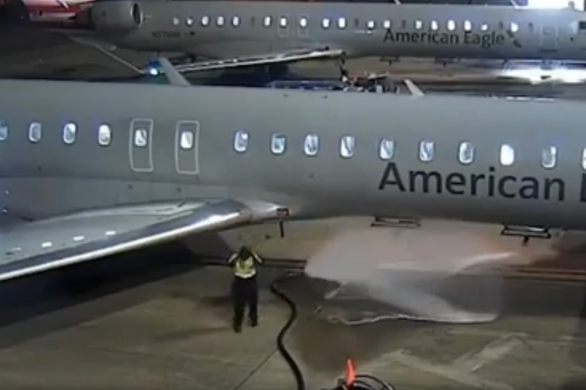 Airport worker drenches American Airlines plane and tarmac in gas after ...