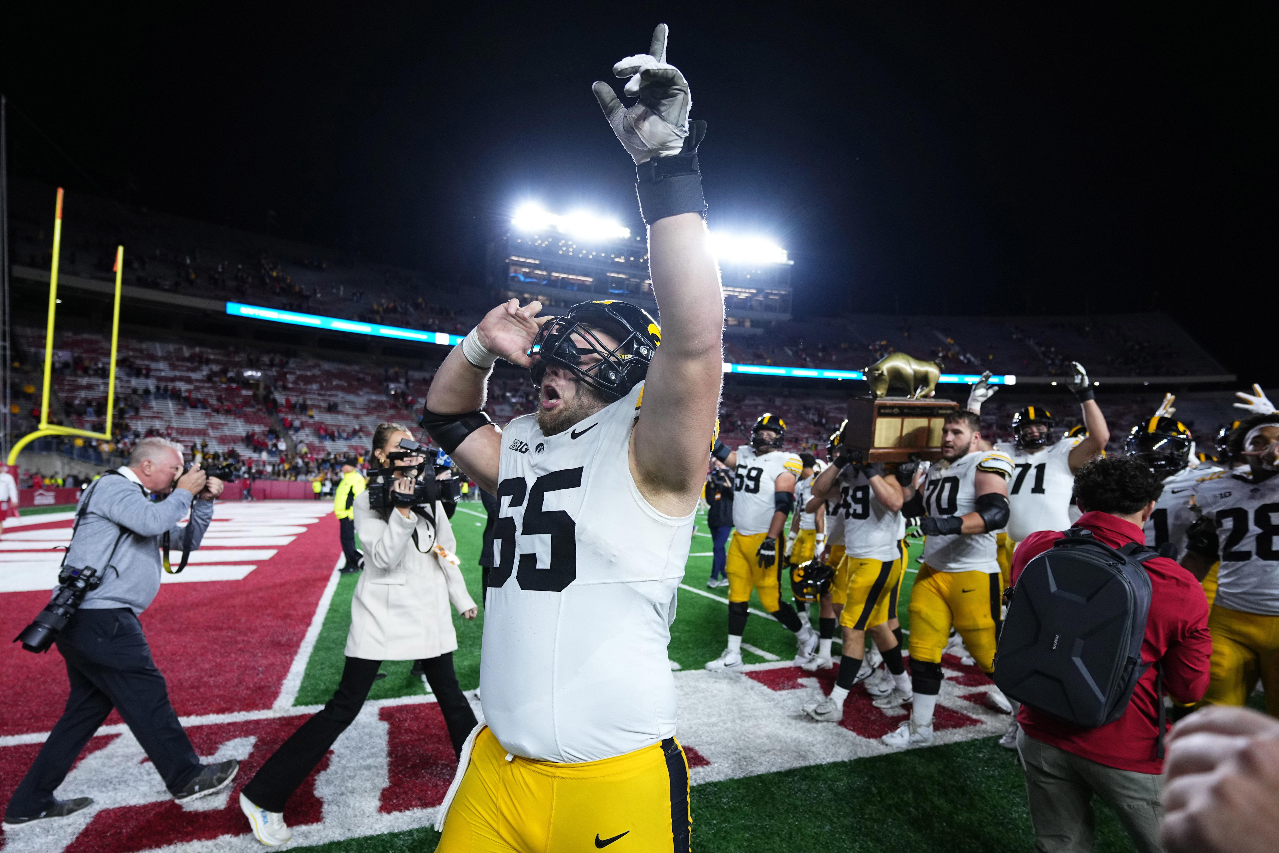 Iowa football's Logan Jones stands alone as best center in college ...