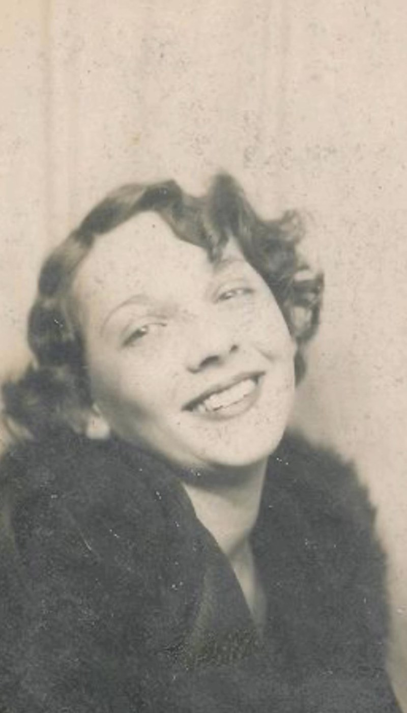 Stunning Vintage Photobooth Selfies from the 1920s Reveal the Playful ...