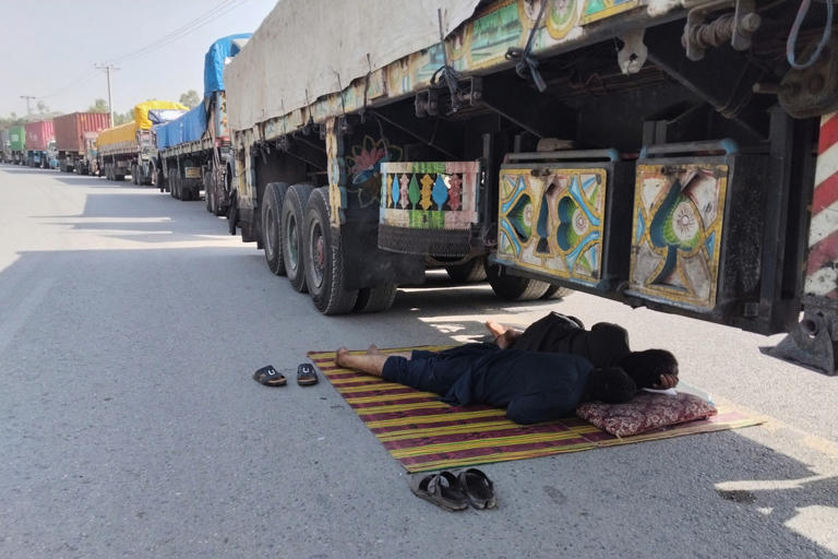 Pakistan and Afghanistan border closure extends into second day after ...