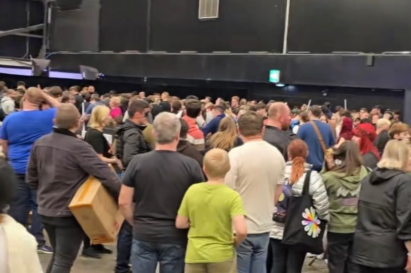Edinburgh Comic Con goers raging as they wait 'two hours' to meet stars
