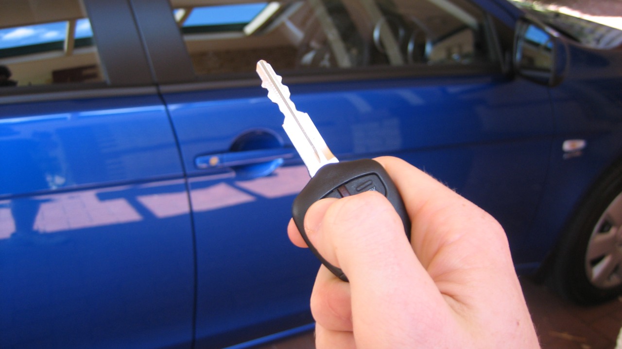 10 hidden tricks your car key fob can actually do
