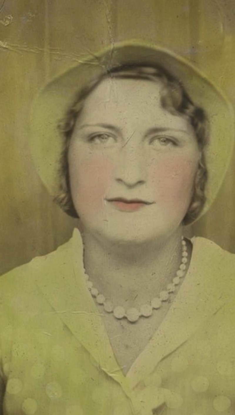 Stunning Vintage Photobooth Selfies from the 1920s Reveal the Playful ...