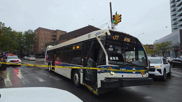 2 MTA buses crash in Flushing, Queens, 19 injured