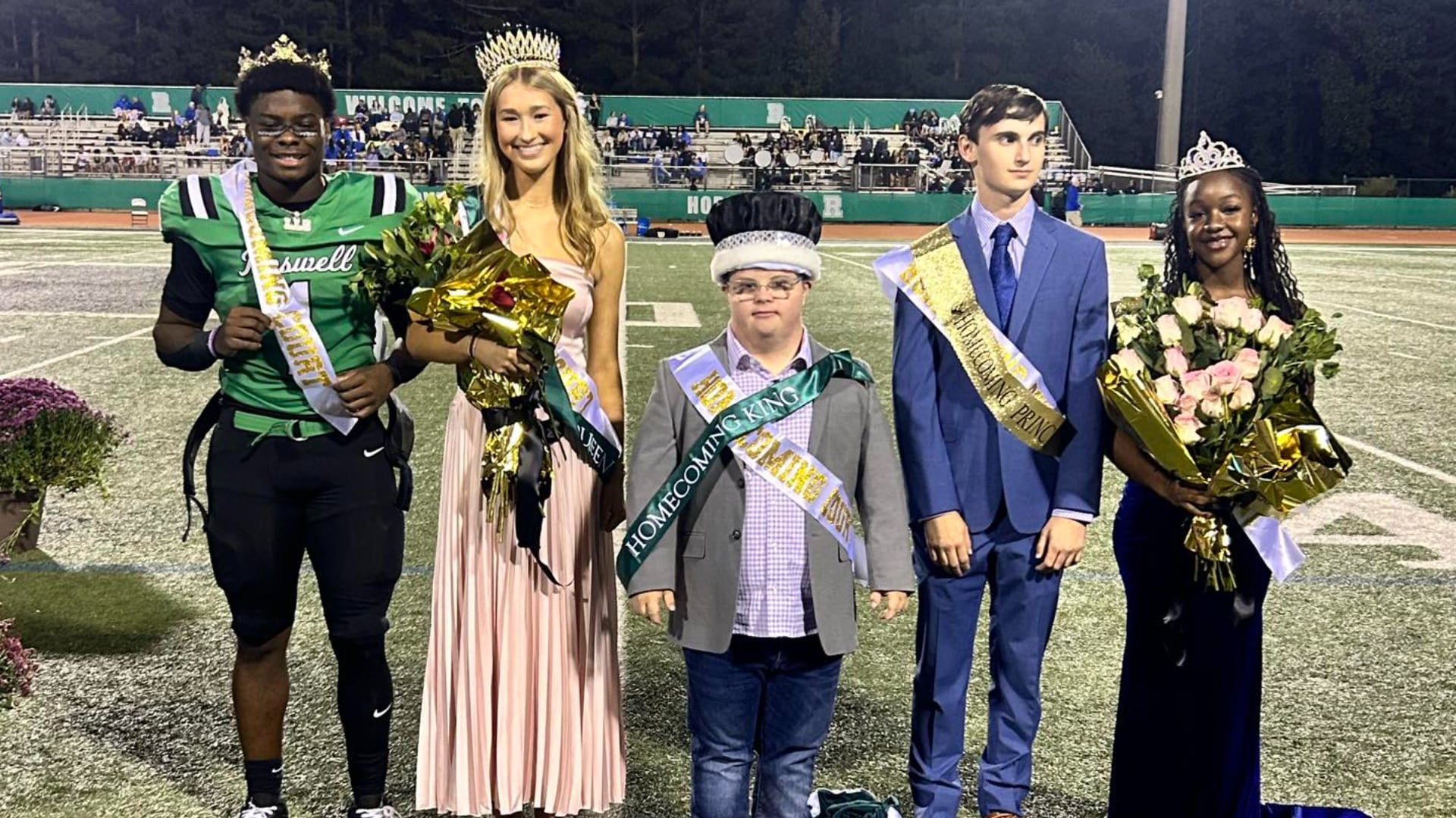 Roswell High School star quarterback gifts his homecoming crown to team ...