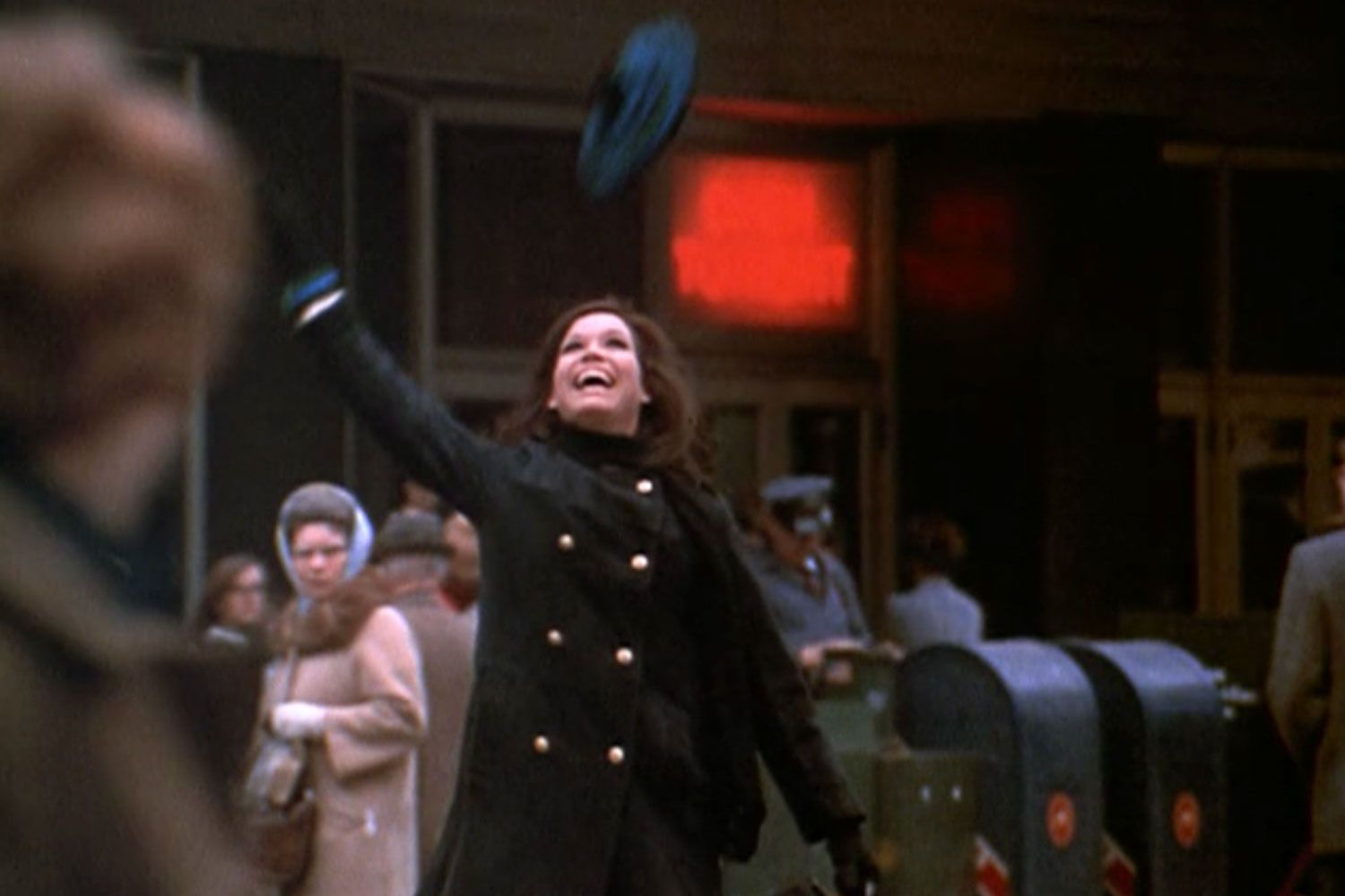 What Ever Happened to Mary Tyler Moore's Iconic Hat? Where the Tam-o ...