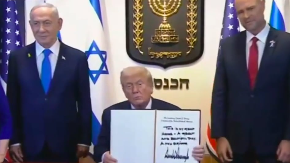 Trump Scrawls Giant Sharpie Message in Parliament Guest Book