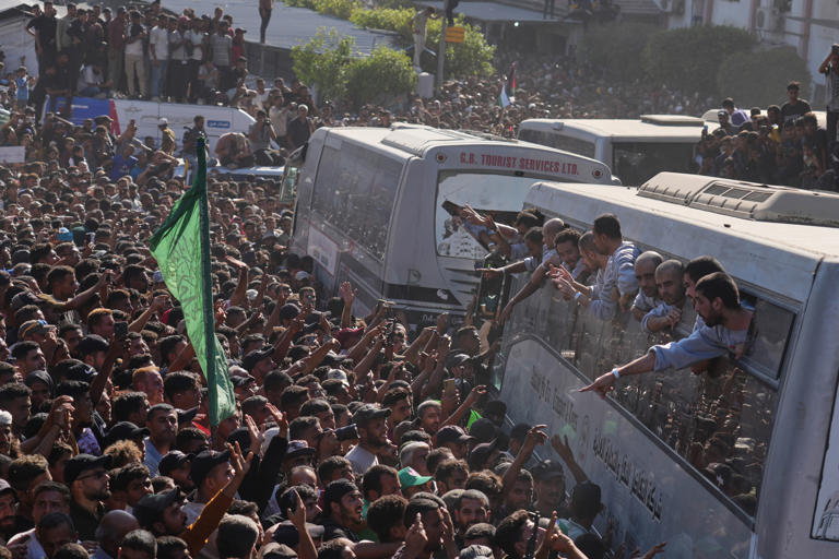 Palestinian prisoners return to Gaza and West Bank — See the ...