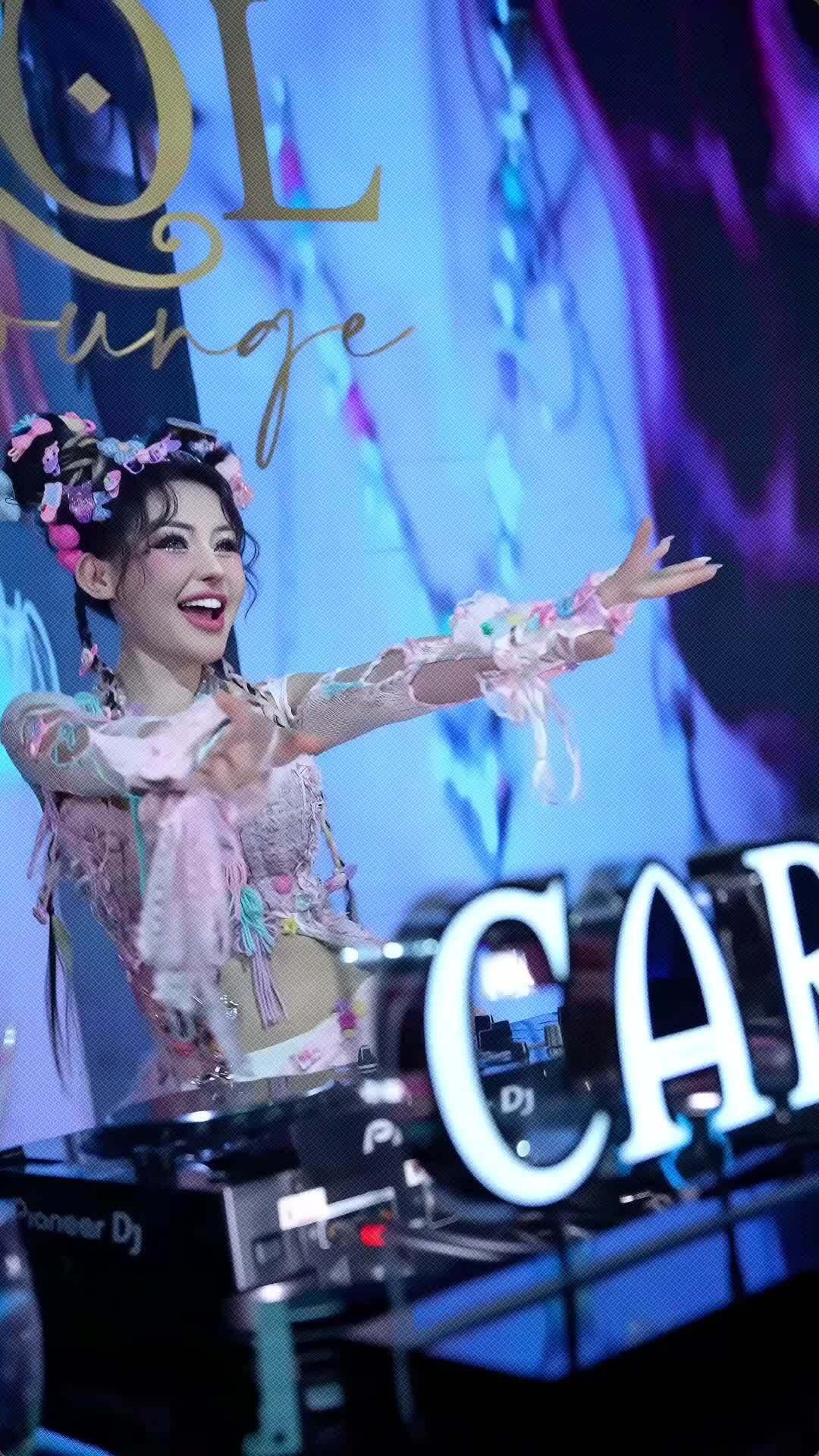 DJ Ngân 98 vì sao bị bắt?