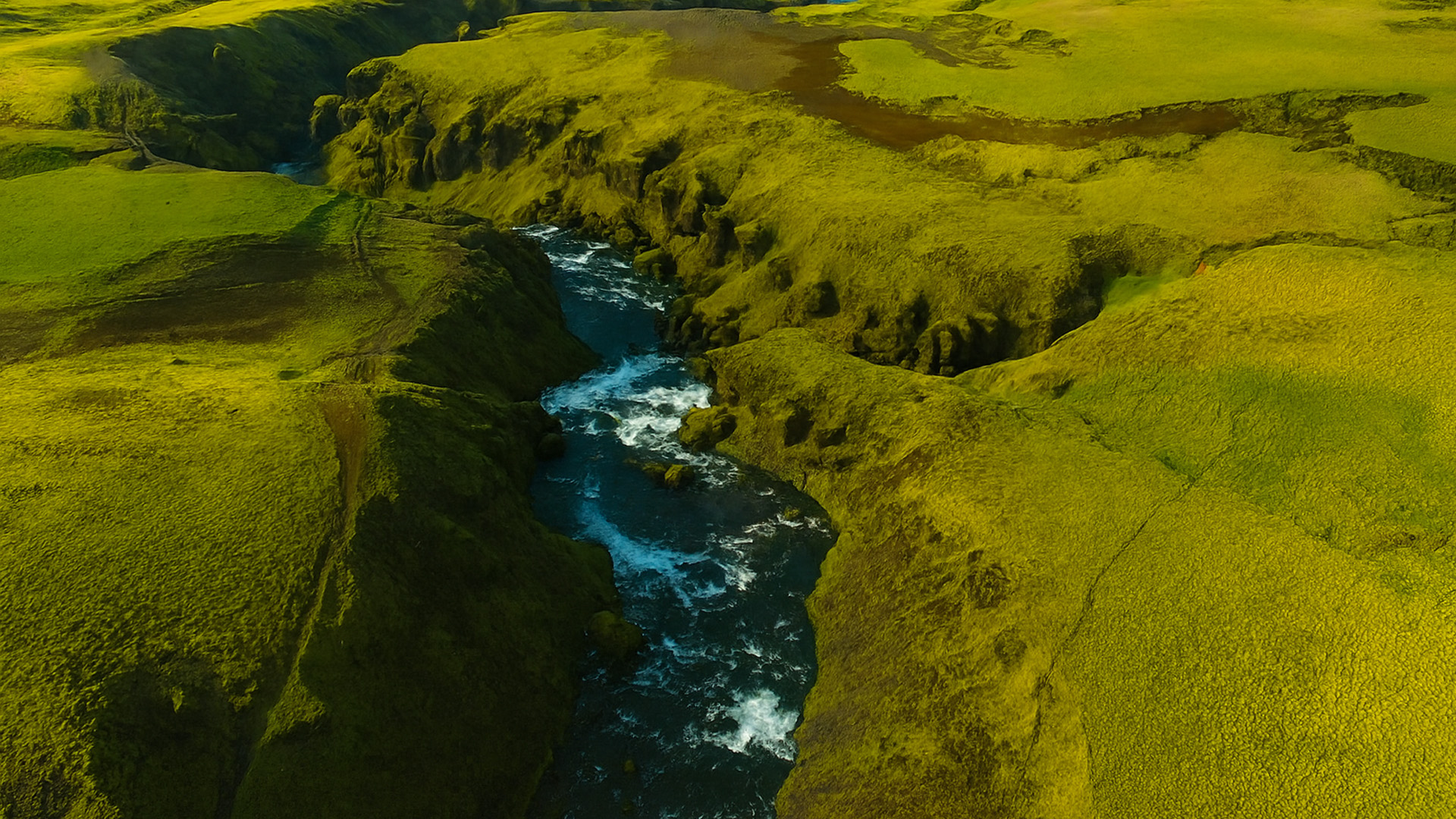 Canyon de Fjaðrárgljúfur – Vue aérienne des falaises et de la rivière d ...
