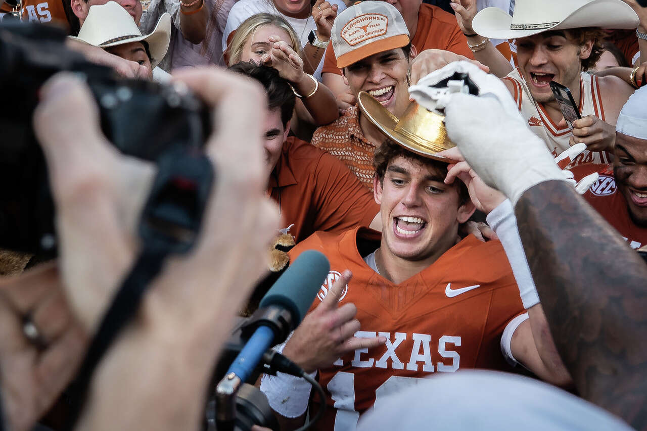 Golden: Texas success isn't all on Manning even if it seems that way
