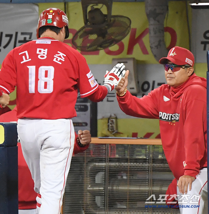 Ko Myung-jun congratulates director Lee Sung-yong