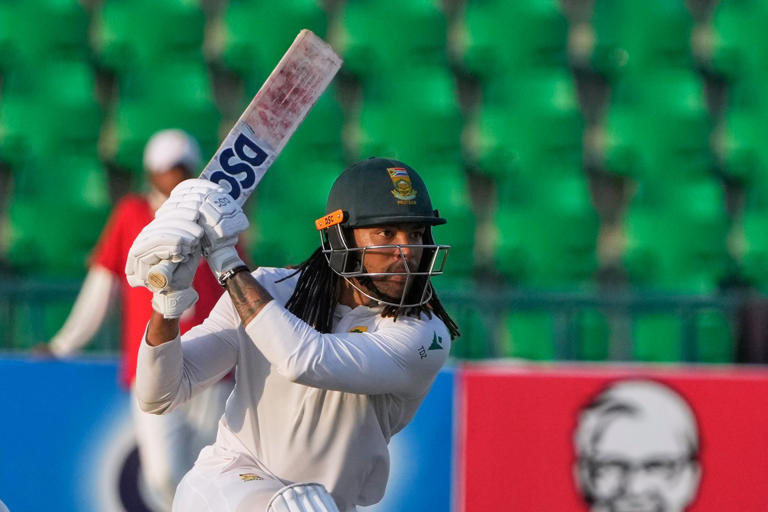 South Africa struggles against Pakistan spinners to reach 216-6 on day ...