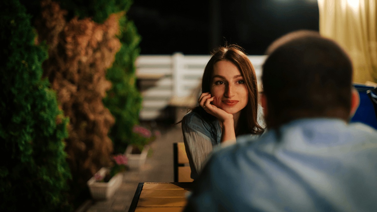 13 Little Things Women Pick Up on When They First Meet a Man