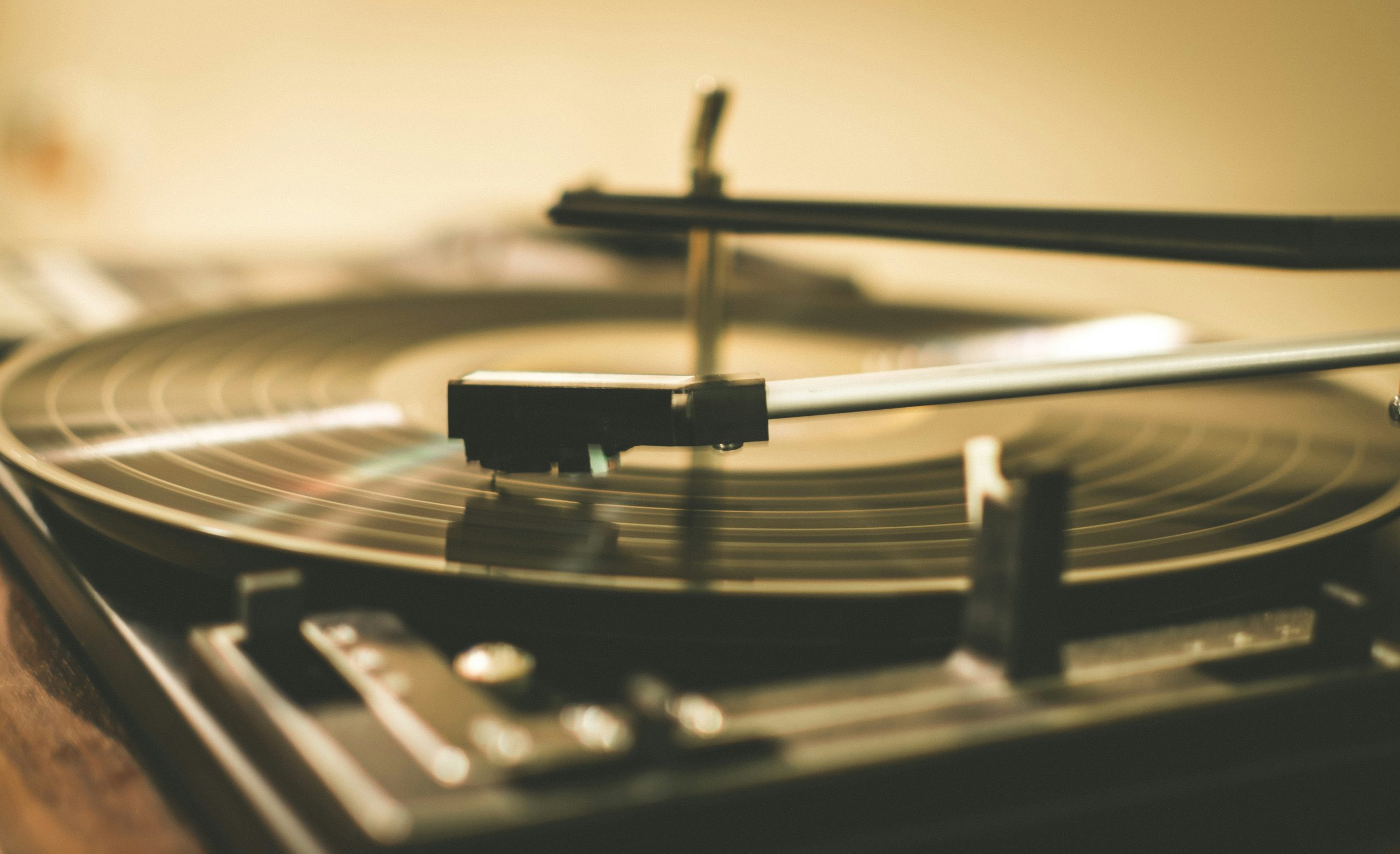 16 old vinyl record players that audiophiles are bidding on
