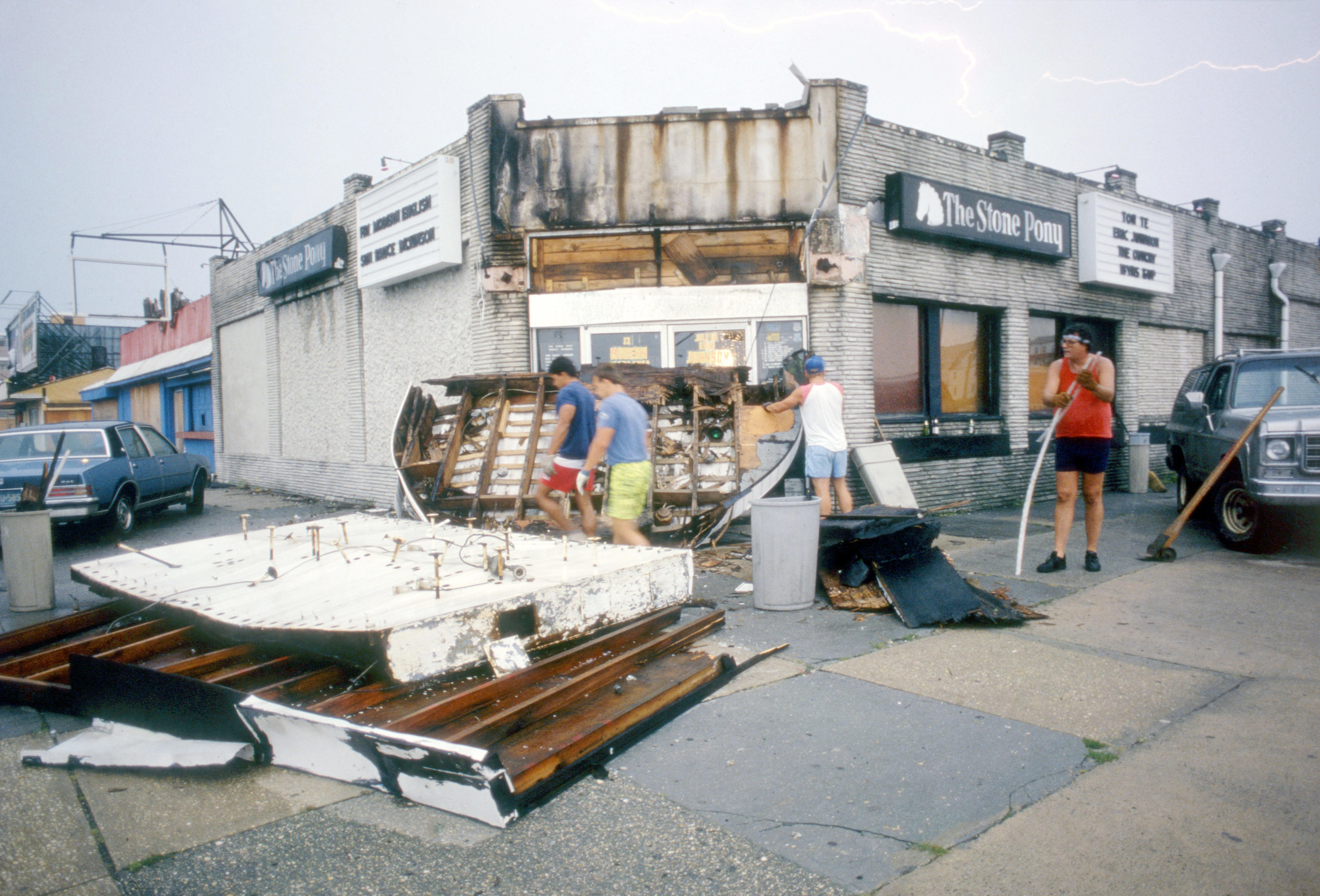 Bruce Springsteen greets fans at Stone Pony (1995)