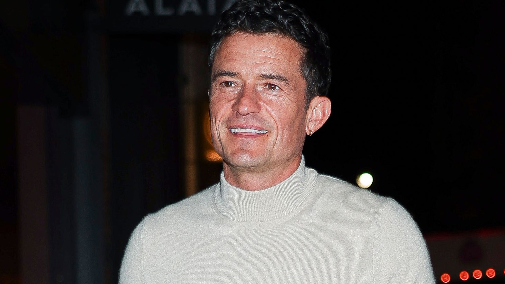 Orlando Bloom smiles alongside daughter Daisy Dove and glamorous mom as ...