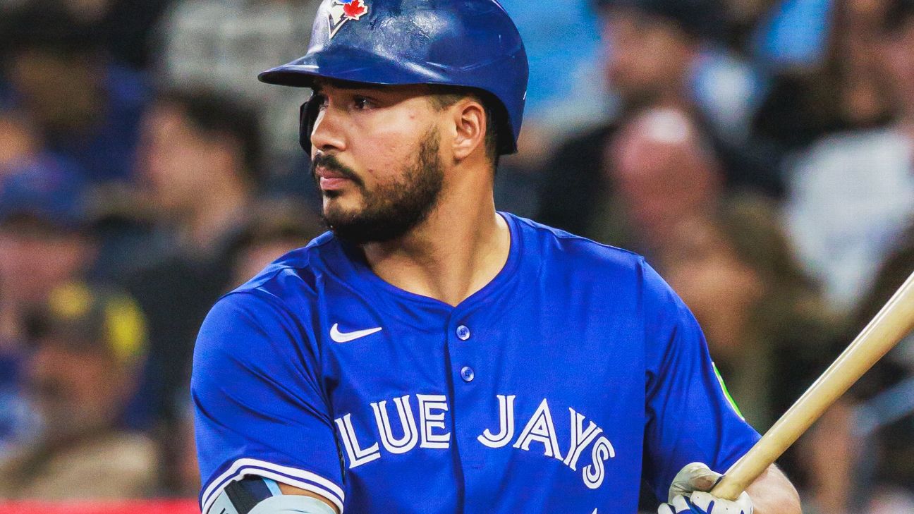 Blue Jays scratch Santander (back) from G2 lineup, Lukes returns