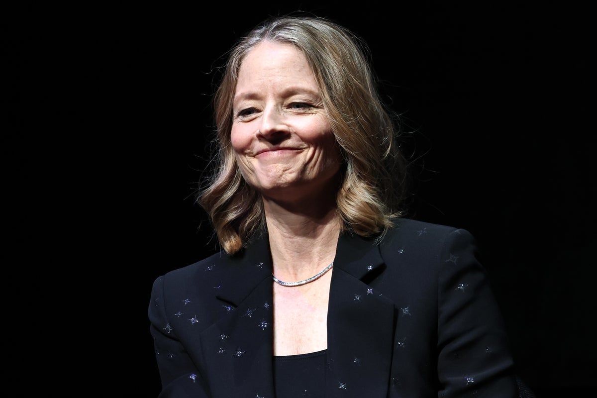 Jodie Foster recalls ‘sticky’ mishap moments before SNL hosting debut