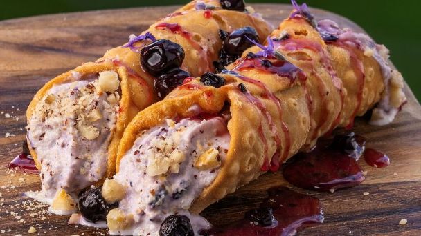 Mariners' 'Huckle-Nut Cannoli' tops 2025 new ballpark grub