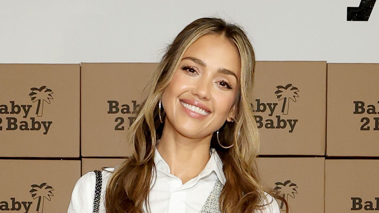 Jessica Alba nails preppy autumn style with these chic accessories. It ...