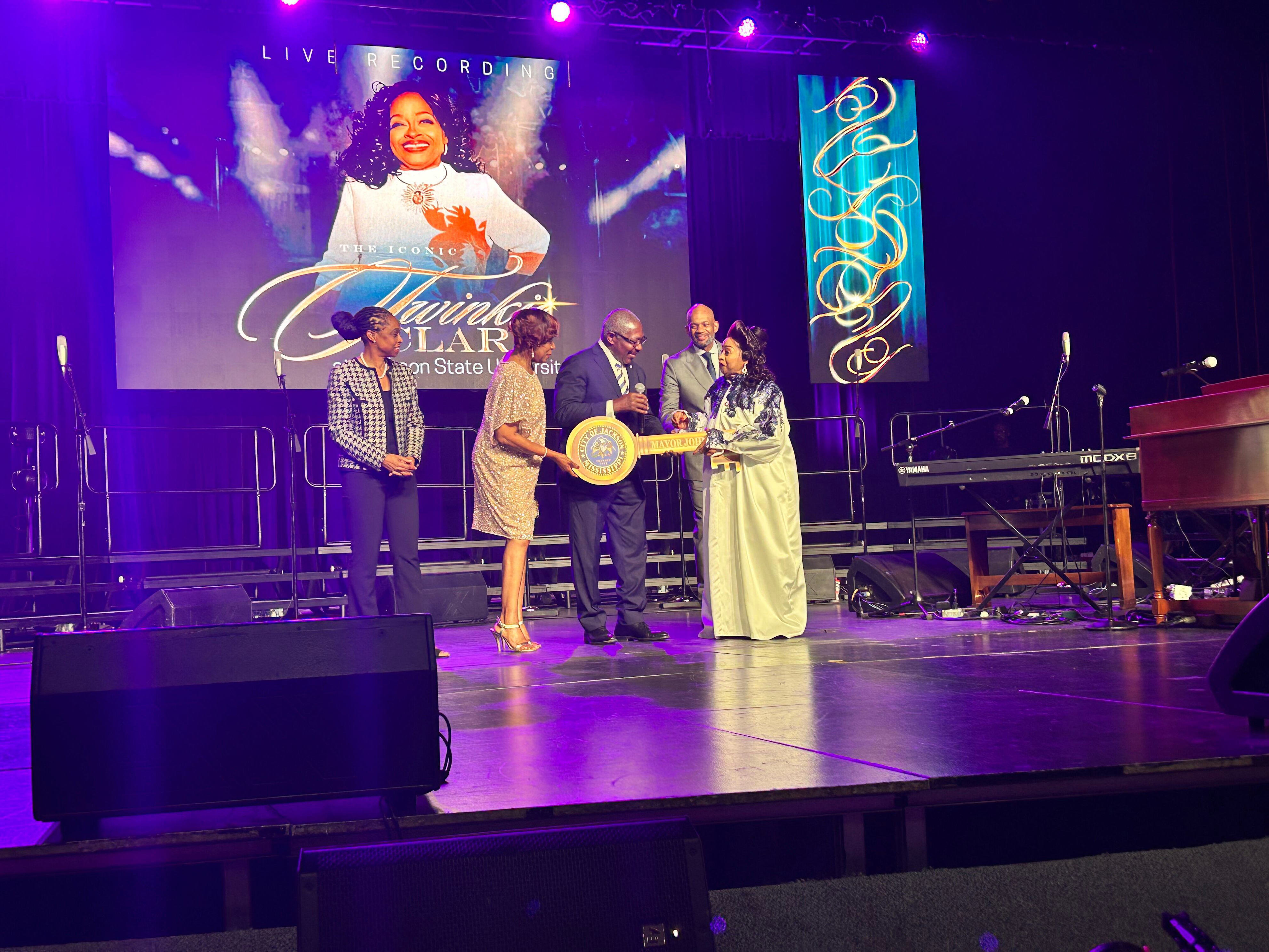 Gospel music icon receives Jackson Key to the City