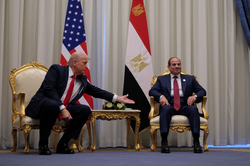 Trump awkwardly ignores Egyptian leader el-Sisi's handshake before ...