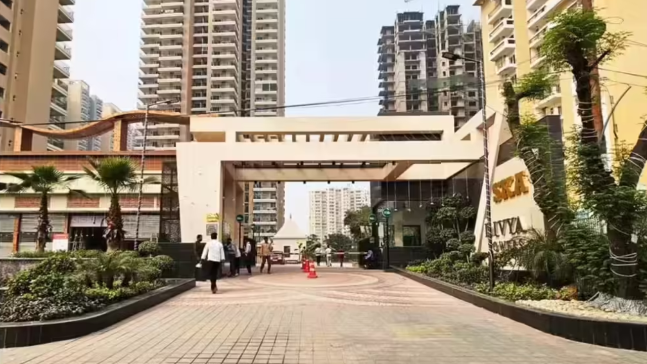 Noida names and shames builders