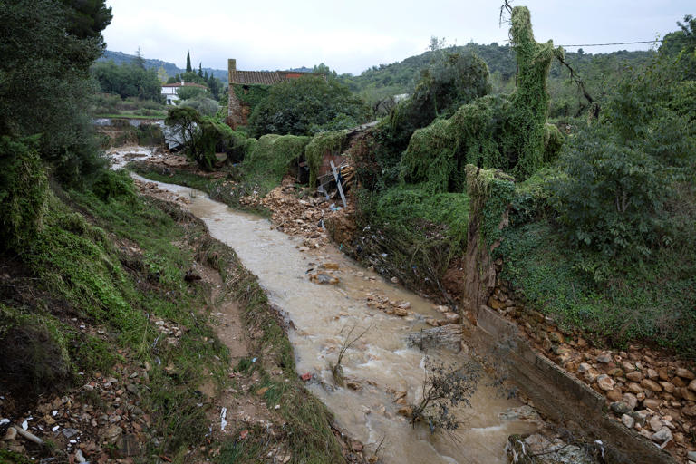 Spain floods: Hundreds of cars swept away as torrential rain causes ...