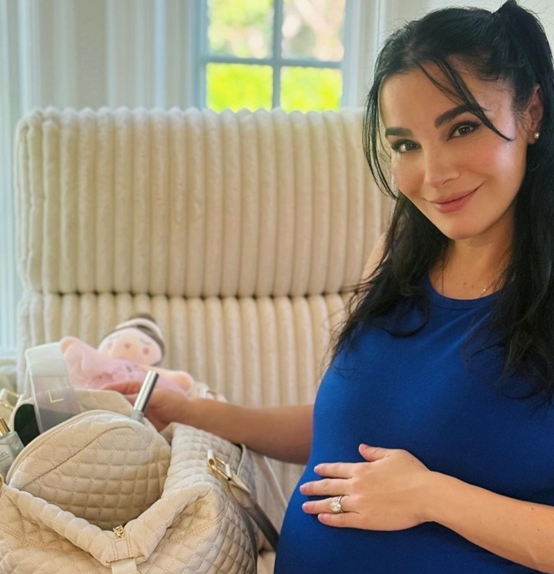 Martha Higareda con un pie en el hospital y lista para recibir a sus ...