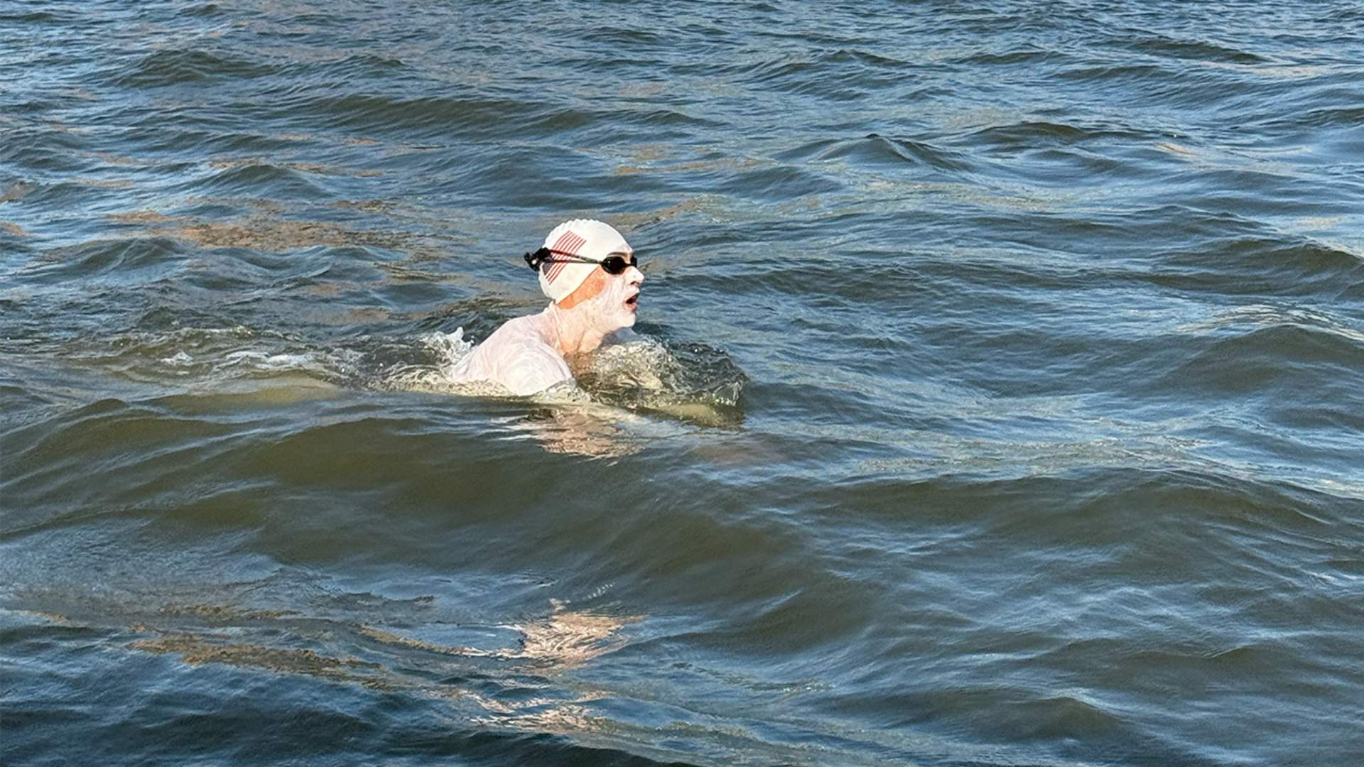 Farthest distance swimming whilst wearing handcuffs - 47.538 km (29.539 ...