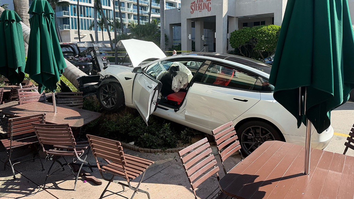 Video muestra aparatoso choque en Tesla en Miami Beach