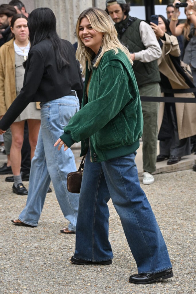Louane porte la tendance jean qui va sublimer toutes les morphos avec ...