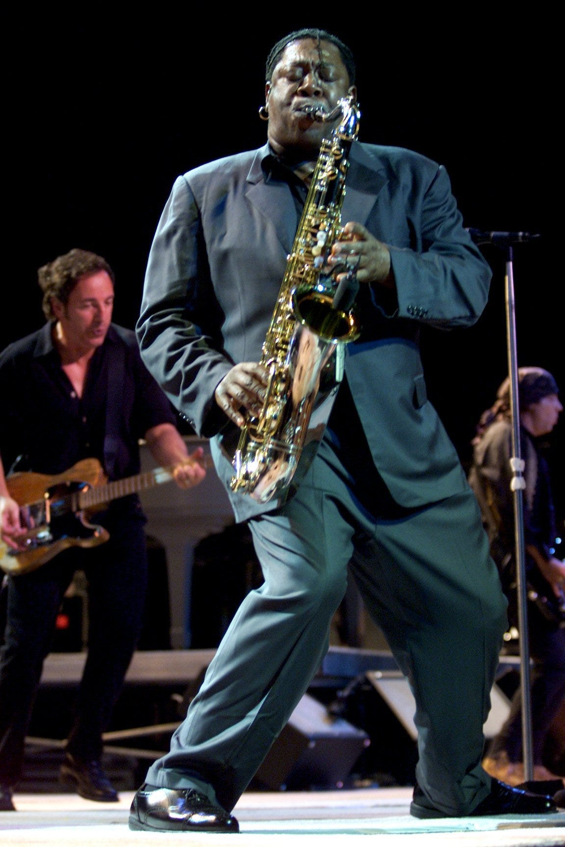 Bruce Springsteen's MSG show energizes, fascinates MSG crowd (2000)