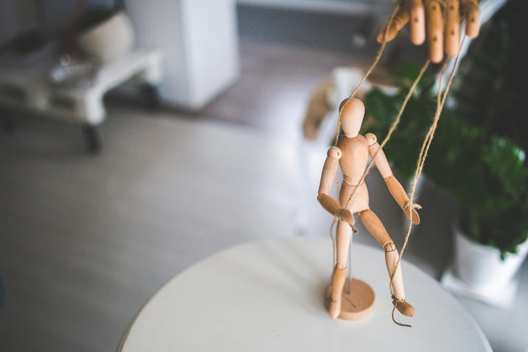 12 Crucial Ways to Deal with a Micromanaging Boss