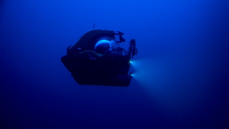 Exploring 500 Meters Deep in a Submarine 8K