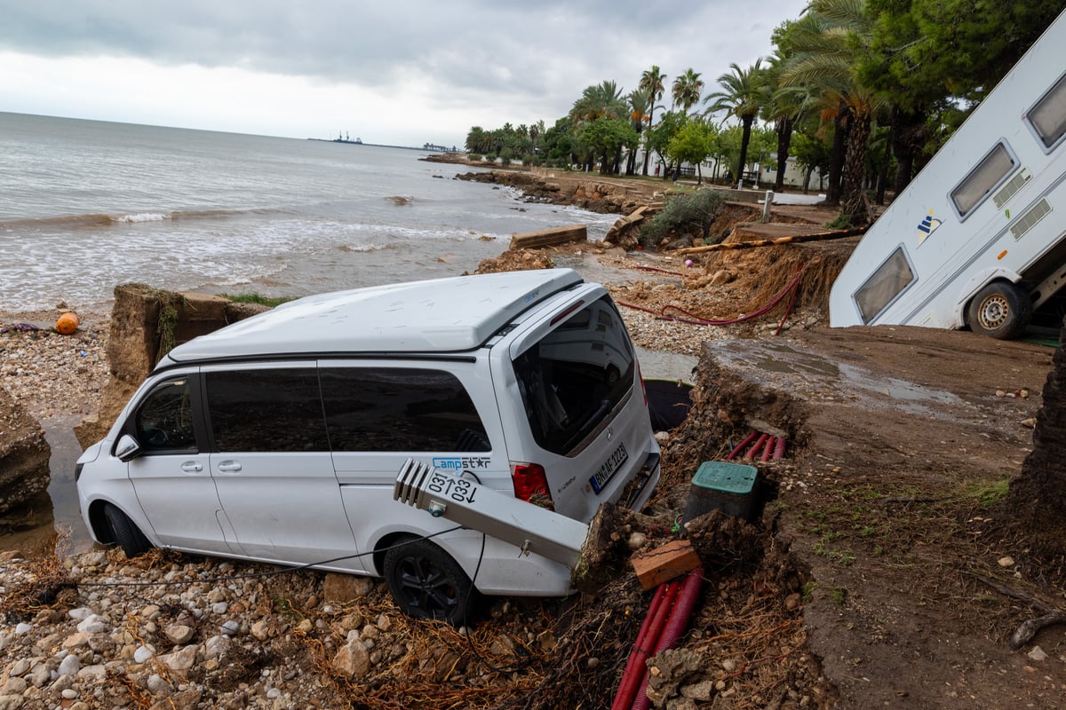 Spain floods: Hundreds of cars swept away as torrential rain causes ...