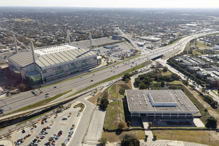 UTSA president lends support to Project Marvel, new Spurs arena