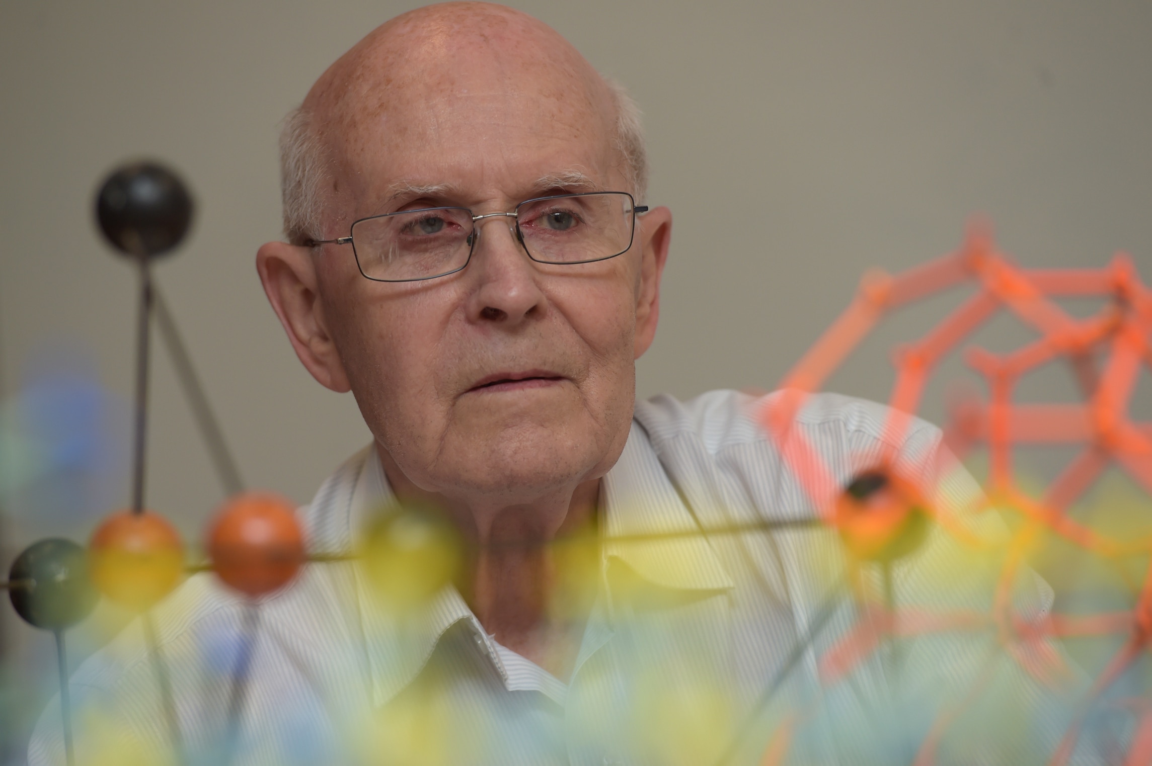 How a classroom demo helped Richard Robson trap carbon and win a Nobel ...