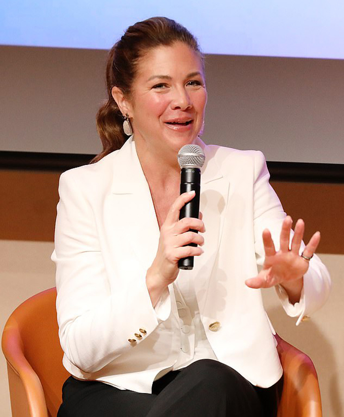 Vợ cũ nói về 'nghệ thuật buông bỏ' sau khi cựu Thủ tướng Canada ôm hôn ...